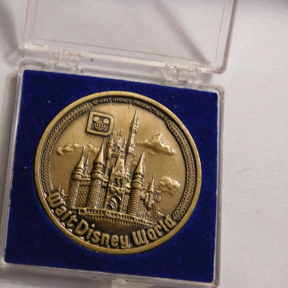 Disney | Accents | Walt Disney World Walt Disney Productions Medallion ...